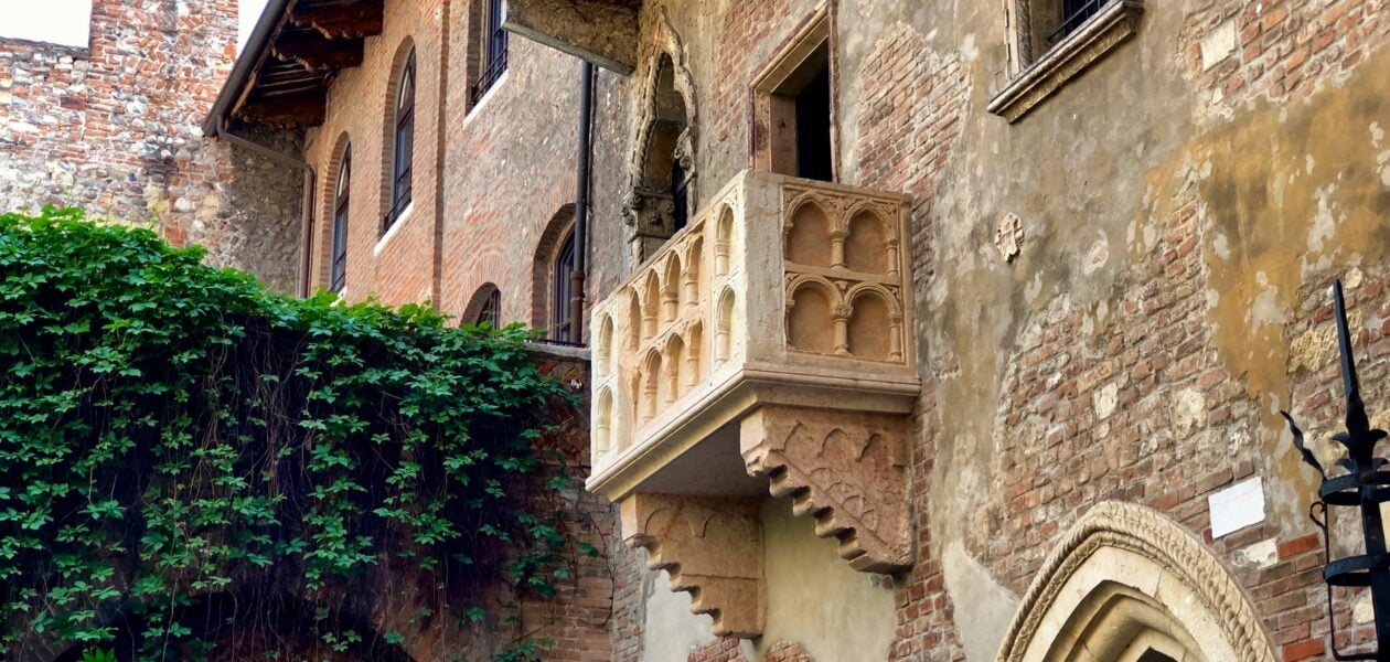 Juliet Monologue (Act 2, Scene 2) "Thou knowest the mask of night ...